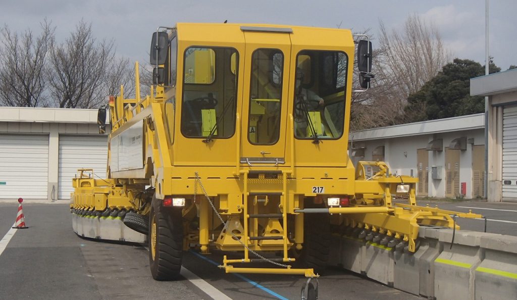 【ネクスコ東日本・動画あり!】新潟発導入! 工事規制の渋滞を抑制するロードジッパーシステムが活躍!