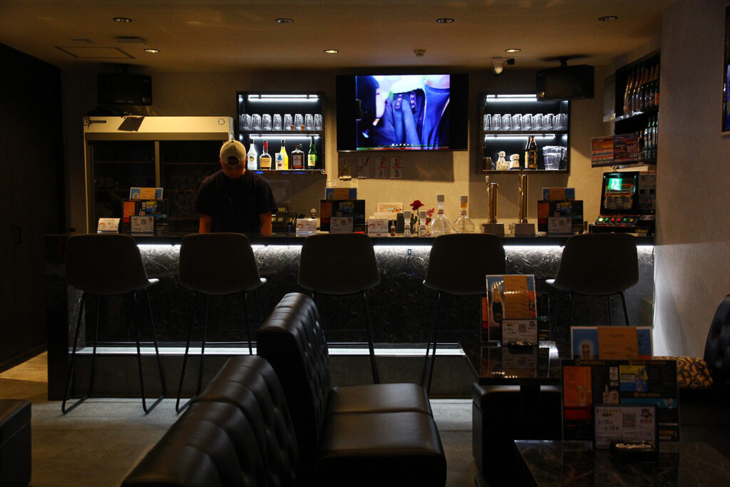 【新店・Bar Strad ROX】午前4時までダーツやカラオケを楽しめるバー｜ 新潟市中央区駅南・バー ストラッド ロックス